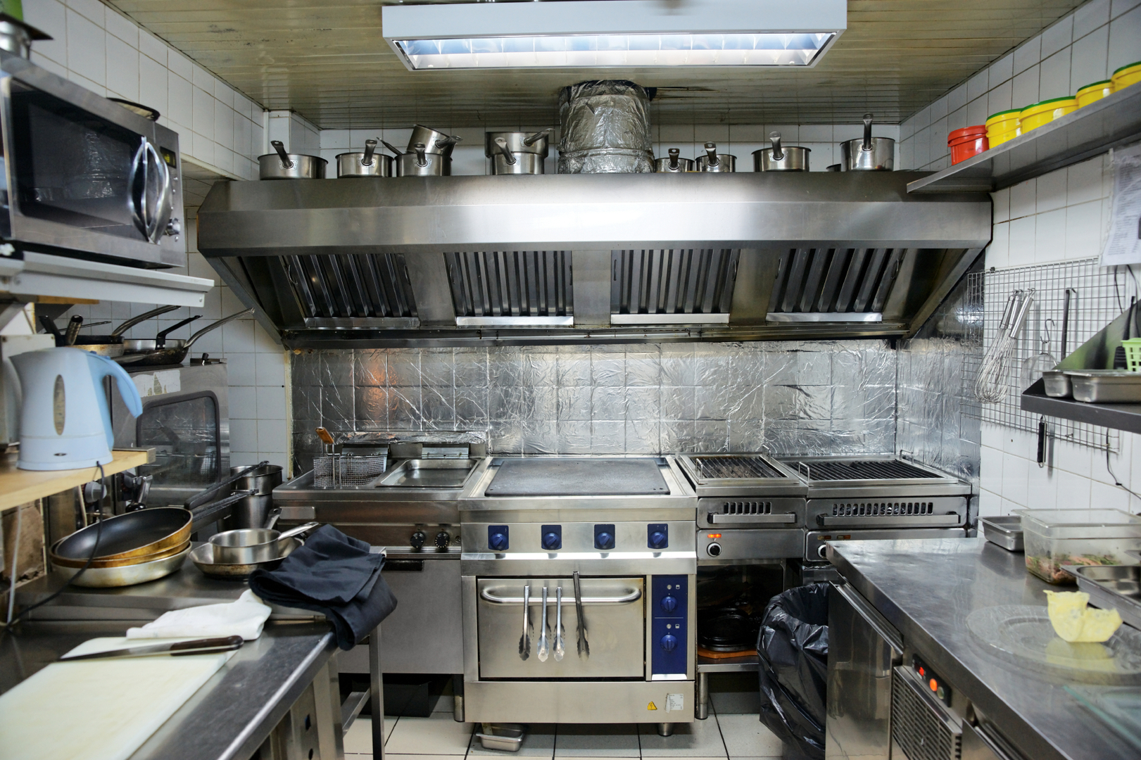 5 Restaurant Vent Hood Cleaning Tips For Beginners - 2021 Guide - BrandFuge